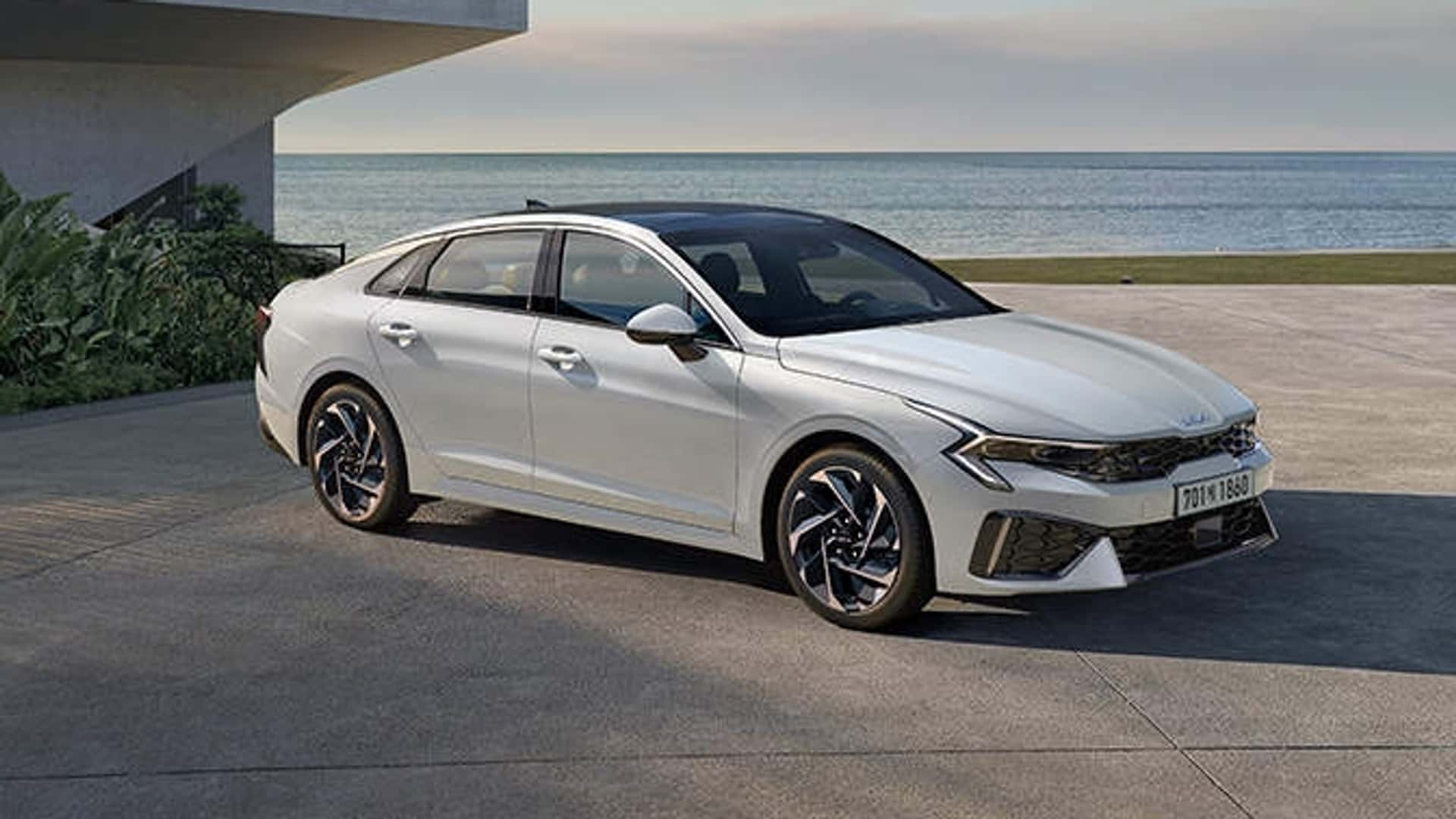 StriveME - كيا K5 2025 المحسنة تحصل على أضواء جديدة وشاشات منحنية